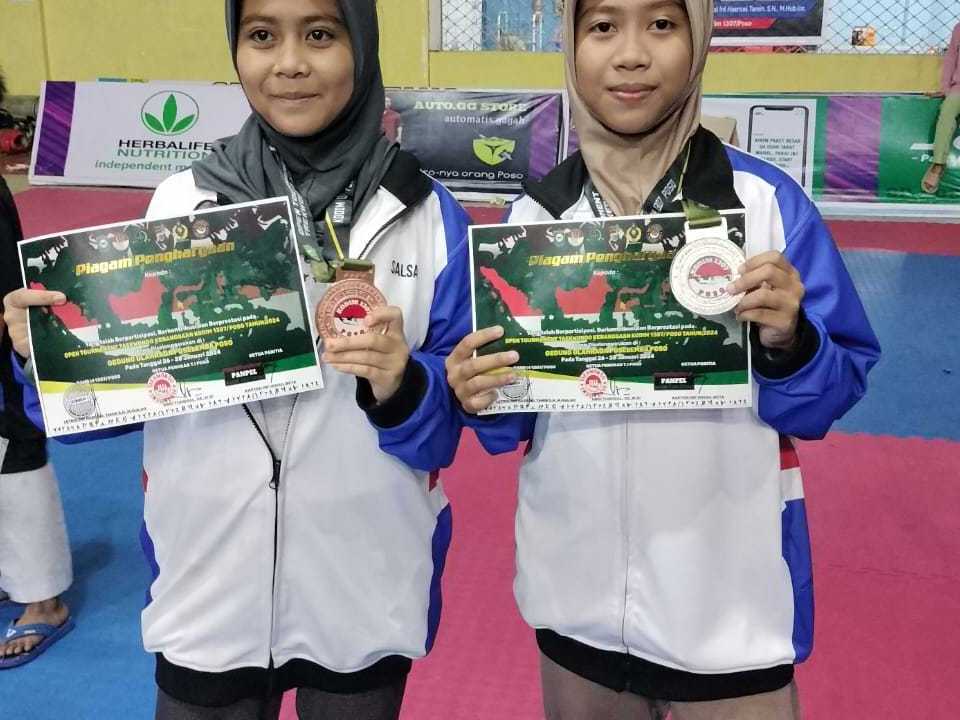 Dua Siswi MAN 1 Touna Sabet Medali Turnamen Taekwondo Poso