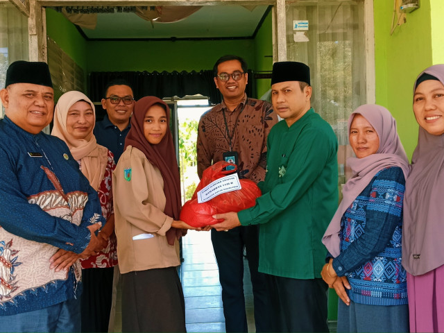 MAN 1 Poso bagikan 32 Paket Sembako Ramadhan